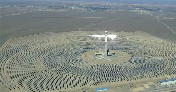 Auf den Punkt fokussieren mit Sandwich-Heliostaten - energieforschung.de